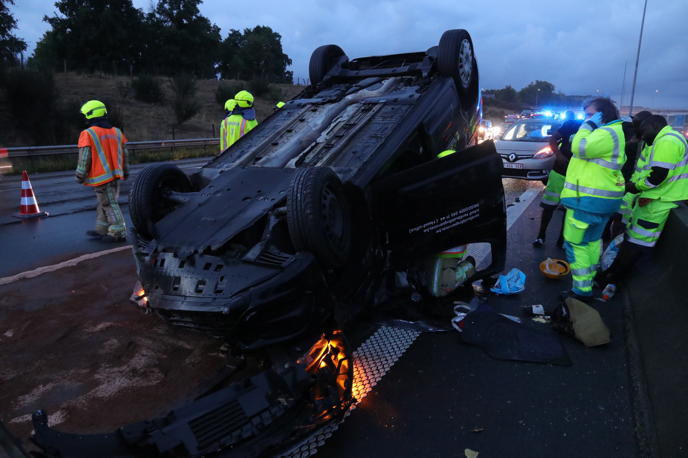 Minibusje gaat over de kop tijdens hevige regenbui op E17 | Foto | hln.be