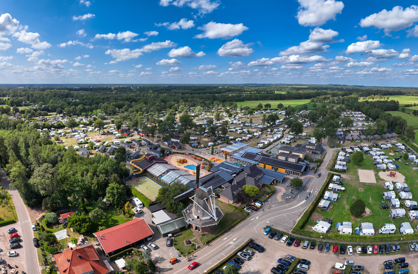 Waarom in de rij bij Schiphol, als een vakantie in Reutum ook hartstikke mooi is? | Foto ...