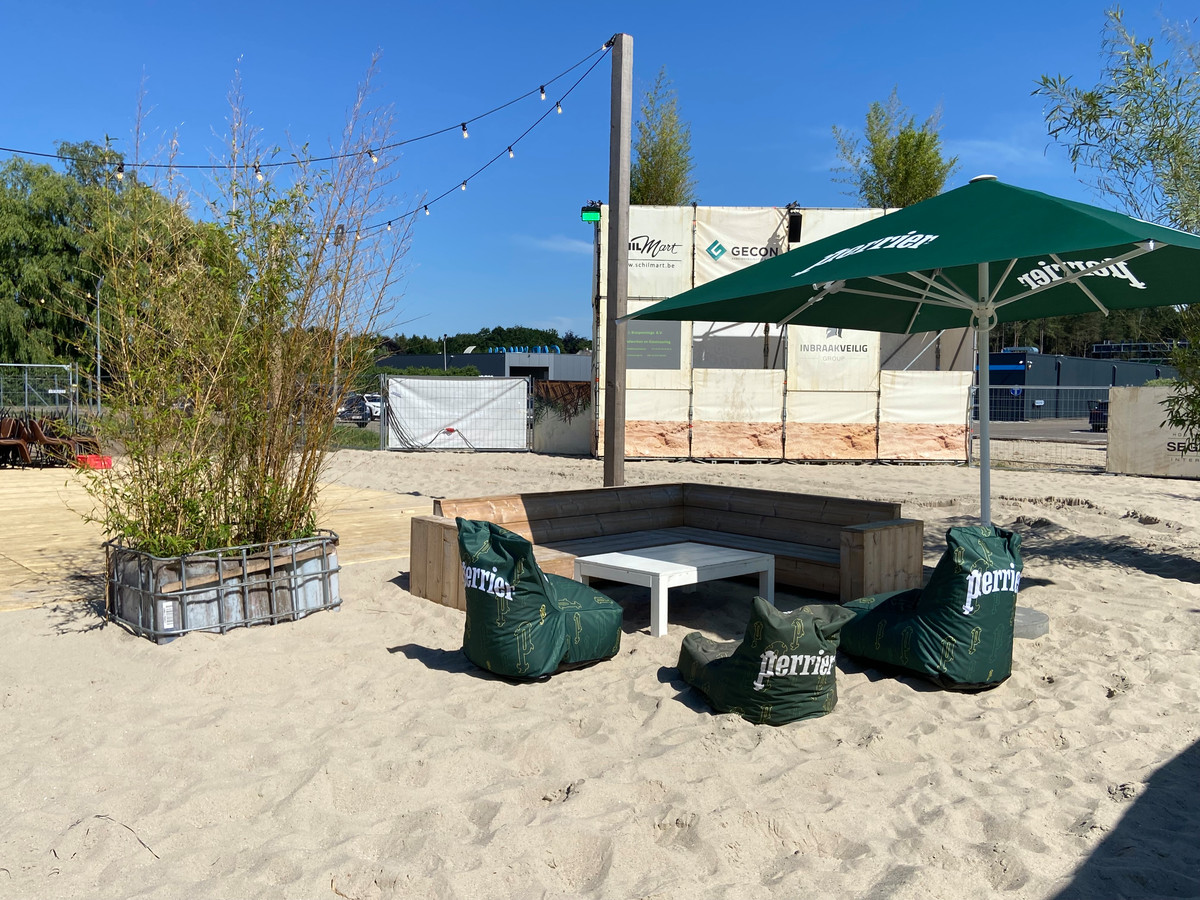 900 ton zand, strandterras, restaurant en dubbele roetsjbaan: zomerbar ...