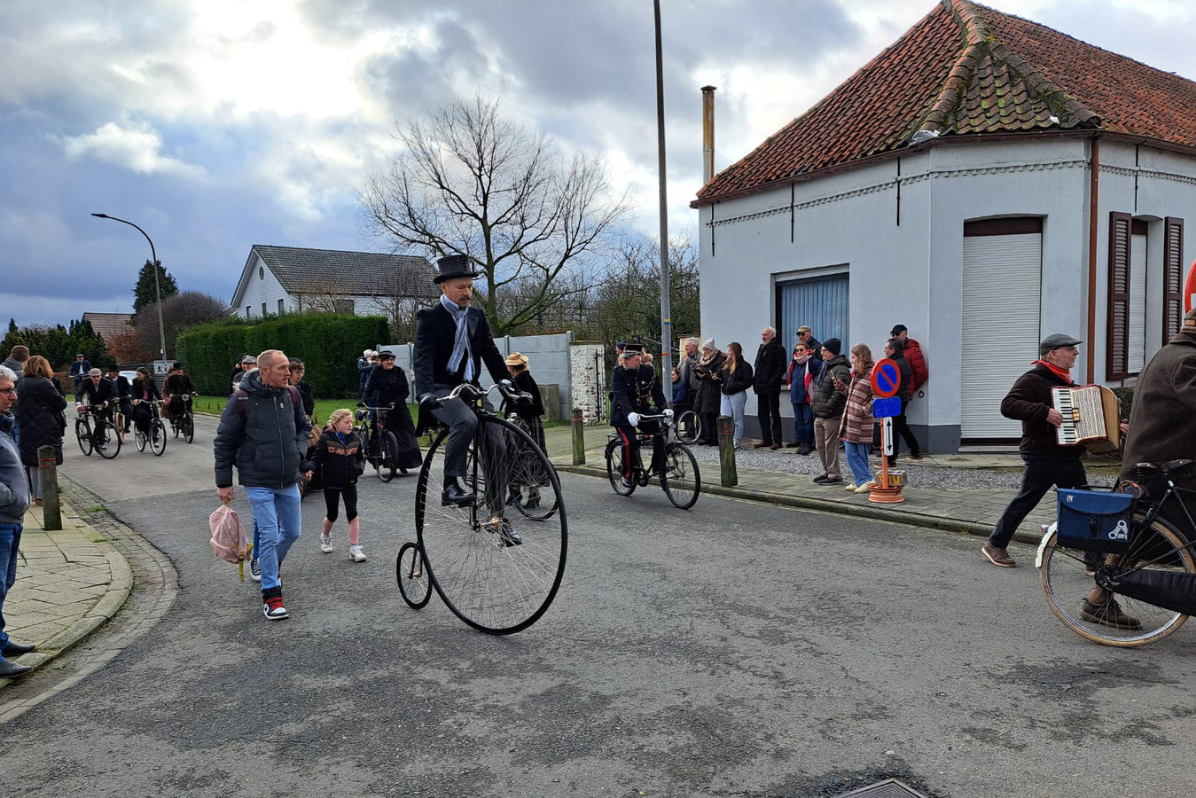 IN BEELD. 700 figuranten stappen mee op in folklorestoet voor Vrasene 888 | Foto | hln.be