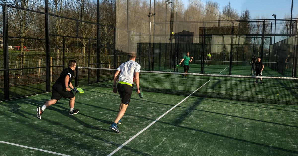 Padel, steeds meer dé sporthype in de Westhoek: “Zonder avondklok zou ...