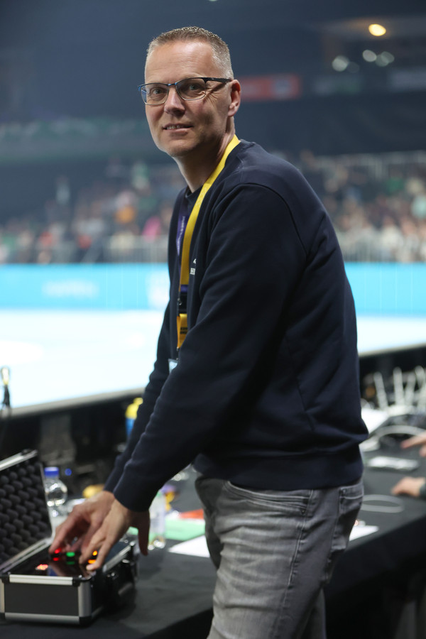 Chris Fokker bedient schotklok tijdens korfbalfinale in Ahoy: ‘Hier kan ...