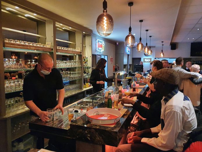 Café Terminus opent in voormalig café De Meeuw op Linkeroever ...