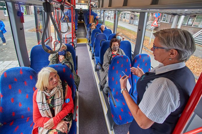 Hulpbehoevende ouderen op ov-cursus in Oss: ‘Zo werkt nou het ...
