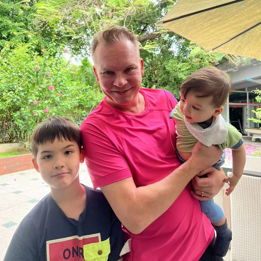 Veghelaar Rob van Eck woont in de Chinese miljoenenstad Shenzhen: ‘Of ik hier 65 wil worden? Dat ...