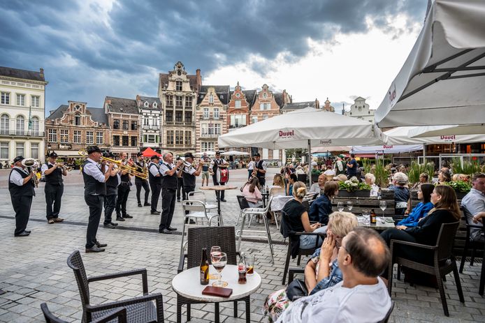 Dendermondse Avond op Grote Markt lokt veel volk | Dendermonde | hln.be