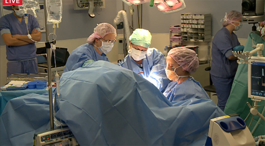Live kijkje in de OK bij twee uur durende borstoperatie | Foto | AD.nl