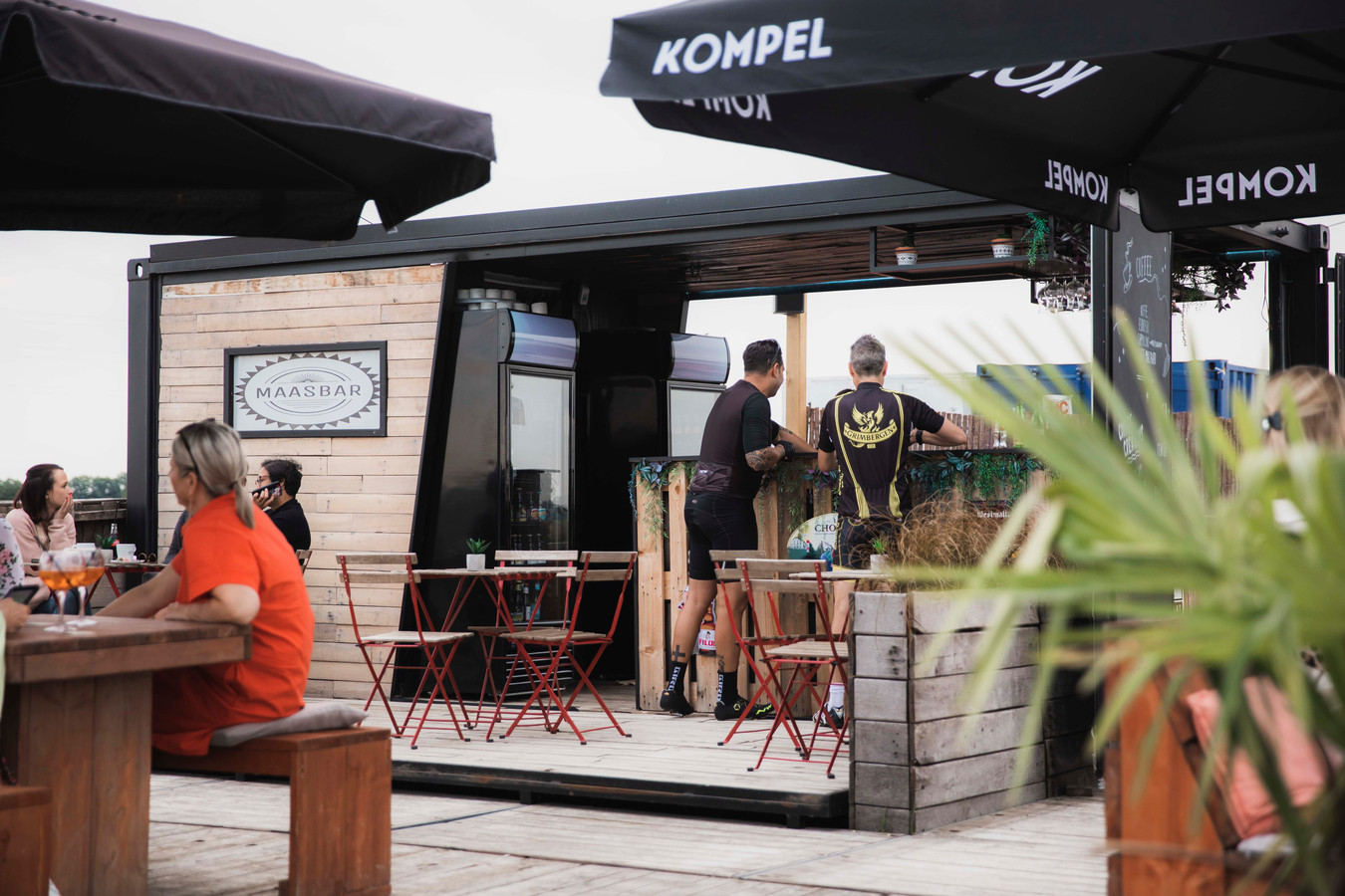 DE LEUKSTE ZOMERBAR. De Maasbar in Maasmechelen: “Aperitieven met ...