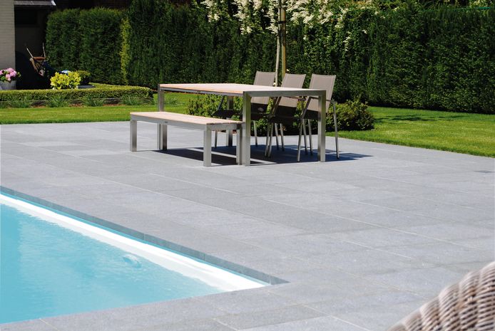 Kleuter (2) op nippertje uit zwembad gered: moeder en stiefbroer kunnen ...