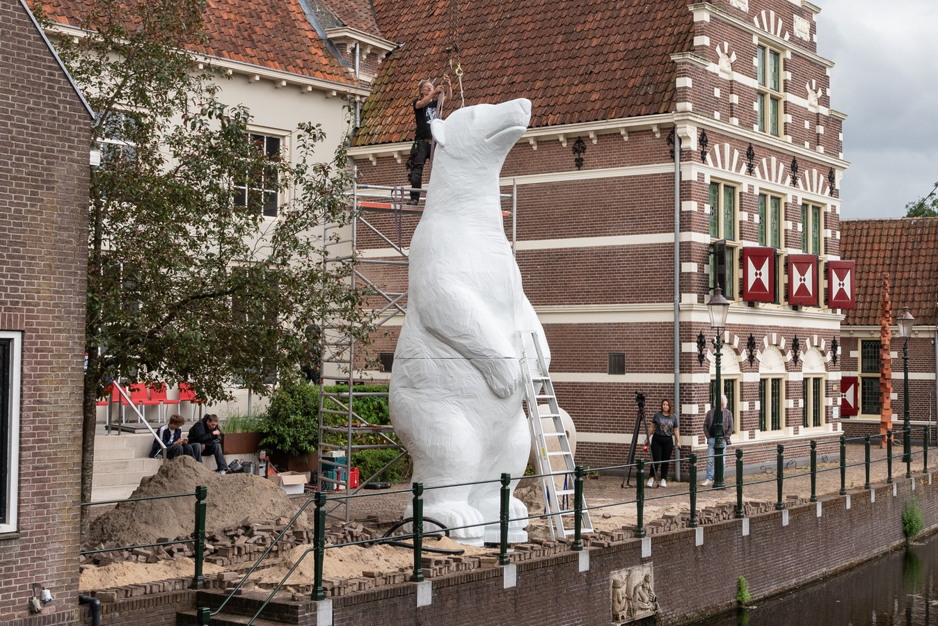 Wat doen we met de plassende ijsbeer? ‘Eindelijk eens iets unieks in de ...