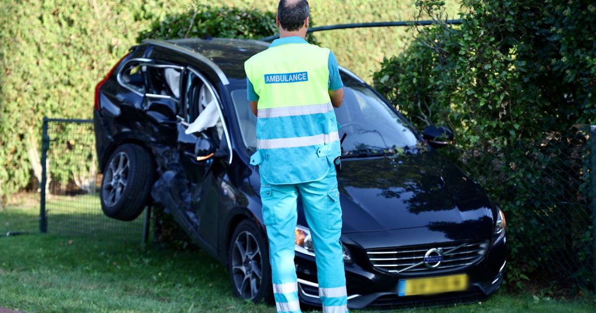 Auto knalt tegen hekwerk na botsing met auto in Langenboom: een persoon ...