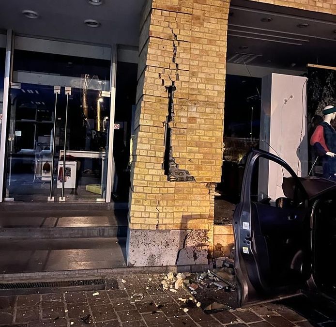 Auto knalt tegen Veritaswinkel op Ieperse Grote Markt: inzittenden gaan ...