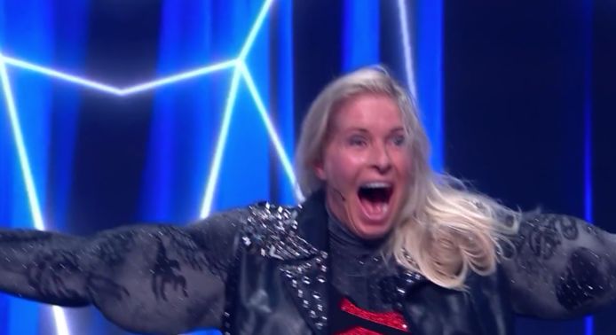 2,3 miljoen kijkers zien hoe Mariska in The Masked Singer Frans Bauer ...