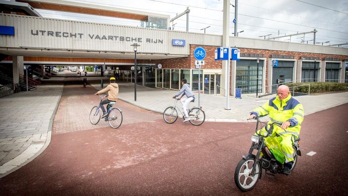 Onderzoek naar snorfiets op rijbaan | Utrecht | AD.nl
