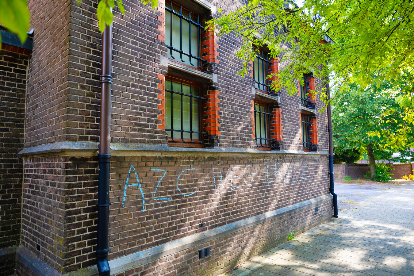 Kerk en nog vier andere plekken in Budel vol geklad met leuzen tegen ...