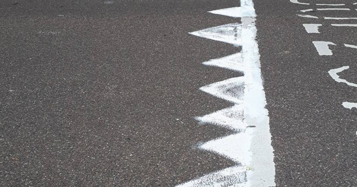 Man (62) is hardrijders beu en schildert haaientanden op wegdek ...