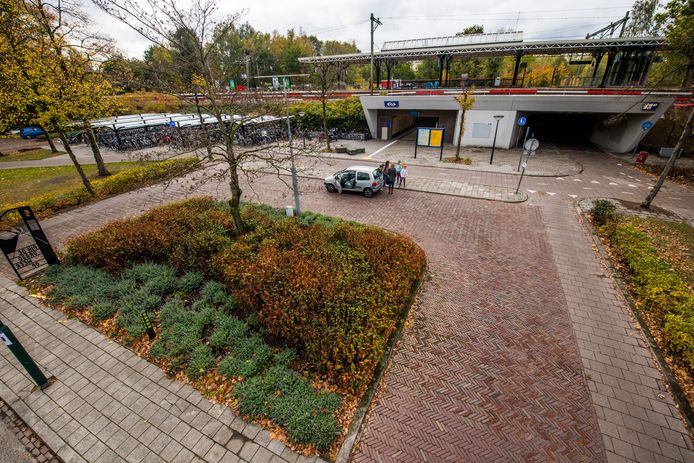 Gedateerd stationsplein in Geldrop aangepakt; meer parkeerplekken en ...