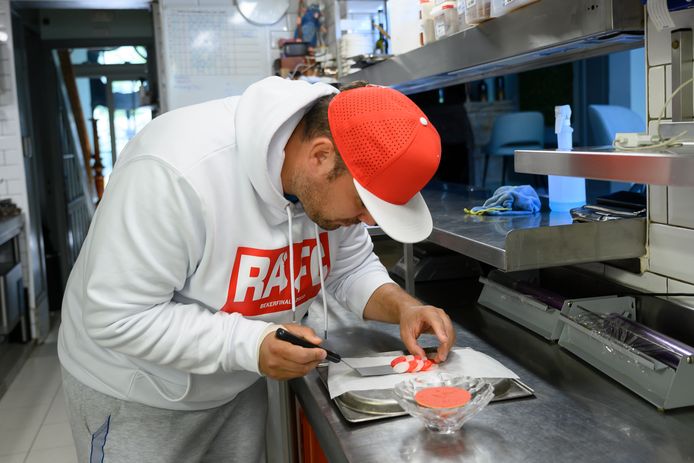 Antwerpse chef maakt rood-wit dessert als ode aan RAFC: “Mét gin van ...