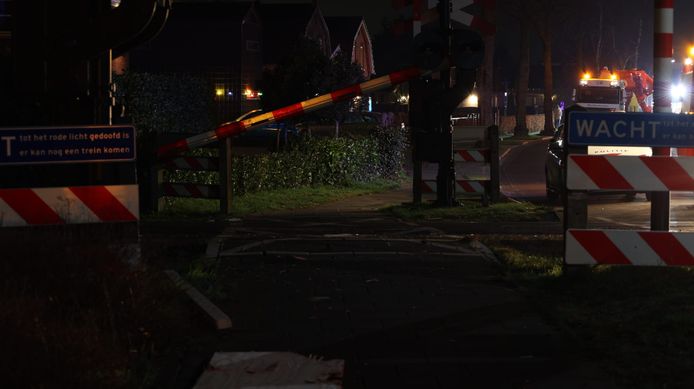 Carnavalswagen aangereden door trein, zware kar haalde andere kant ...