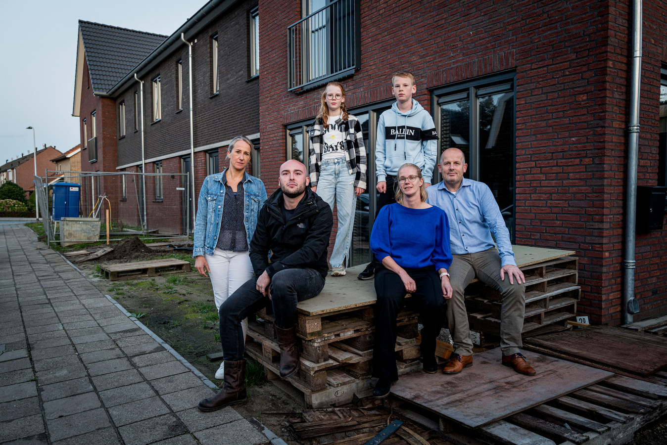 Vijf jonge gezinnen in Neede krijgen eindelijk stroom en water: ‘Ik ben ...