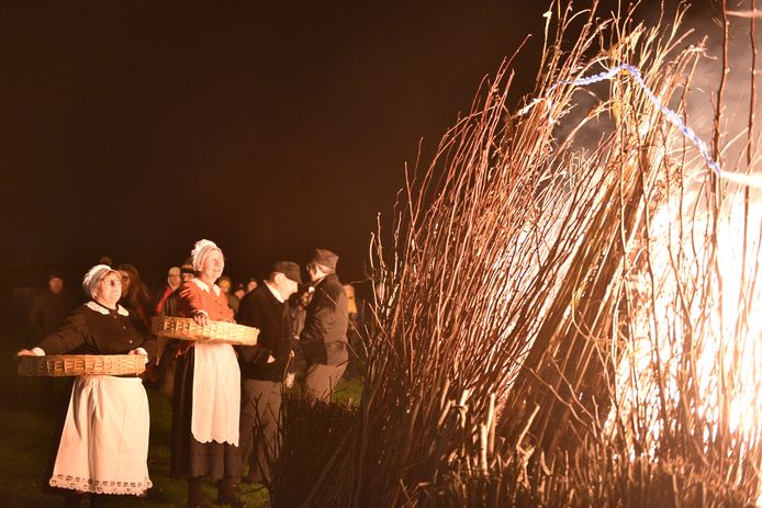 Met zang, dans en een groot vreugdevuurwerk is in Parike de winter ...