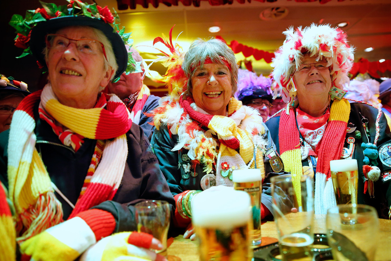 Een biertje drinken tijdens carnaval? Dit gaat het je kosten | Foto ...