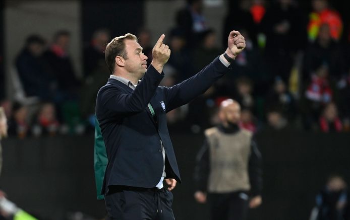 Robin Veldman scoort punten bij eigen spelers: “Met hem doorgaan? Dat ...