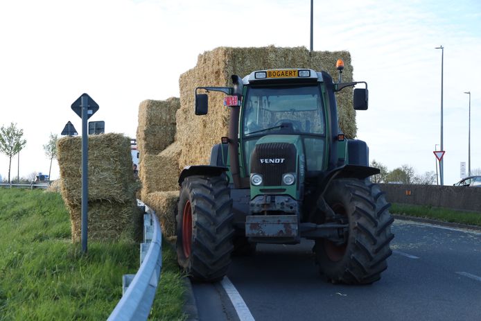 Landbouwer verliest balen stro: rijbaan anderhalf uur afgesloten | Sint ...