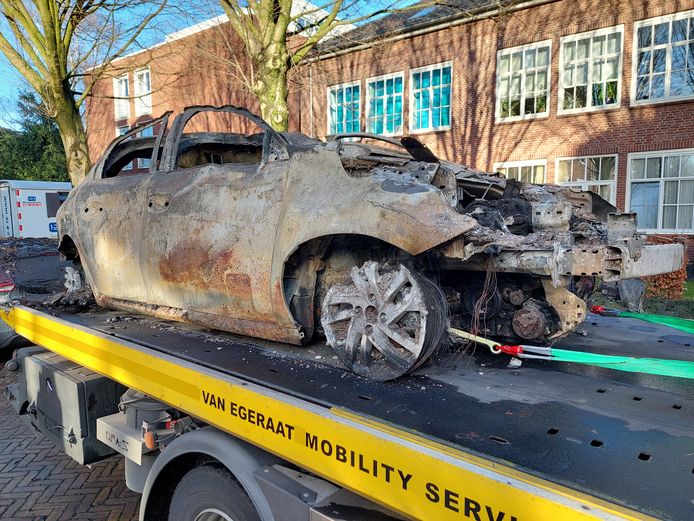 Tientallen geblakerde auto's uit uitgebrande garage gesleept: ‘Het was ...