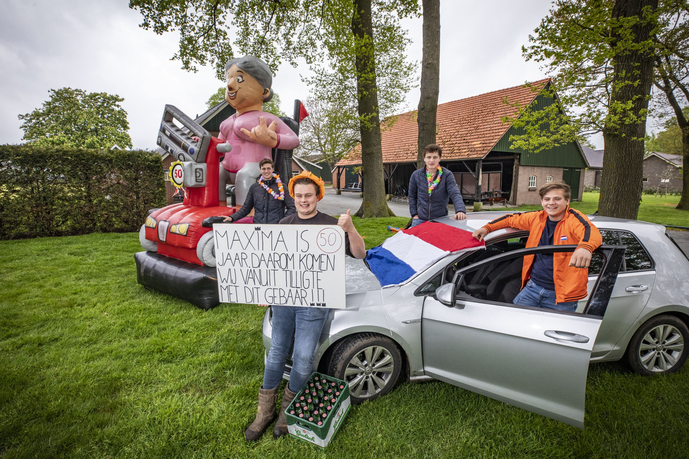 Vrienden uit Tilligte brengen jarige Máxima een opgeblazen Sarah mét ...