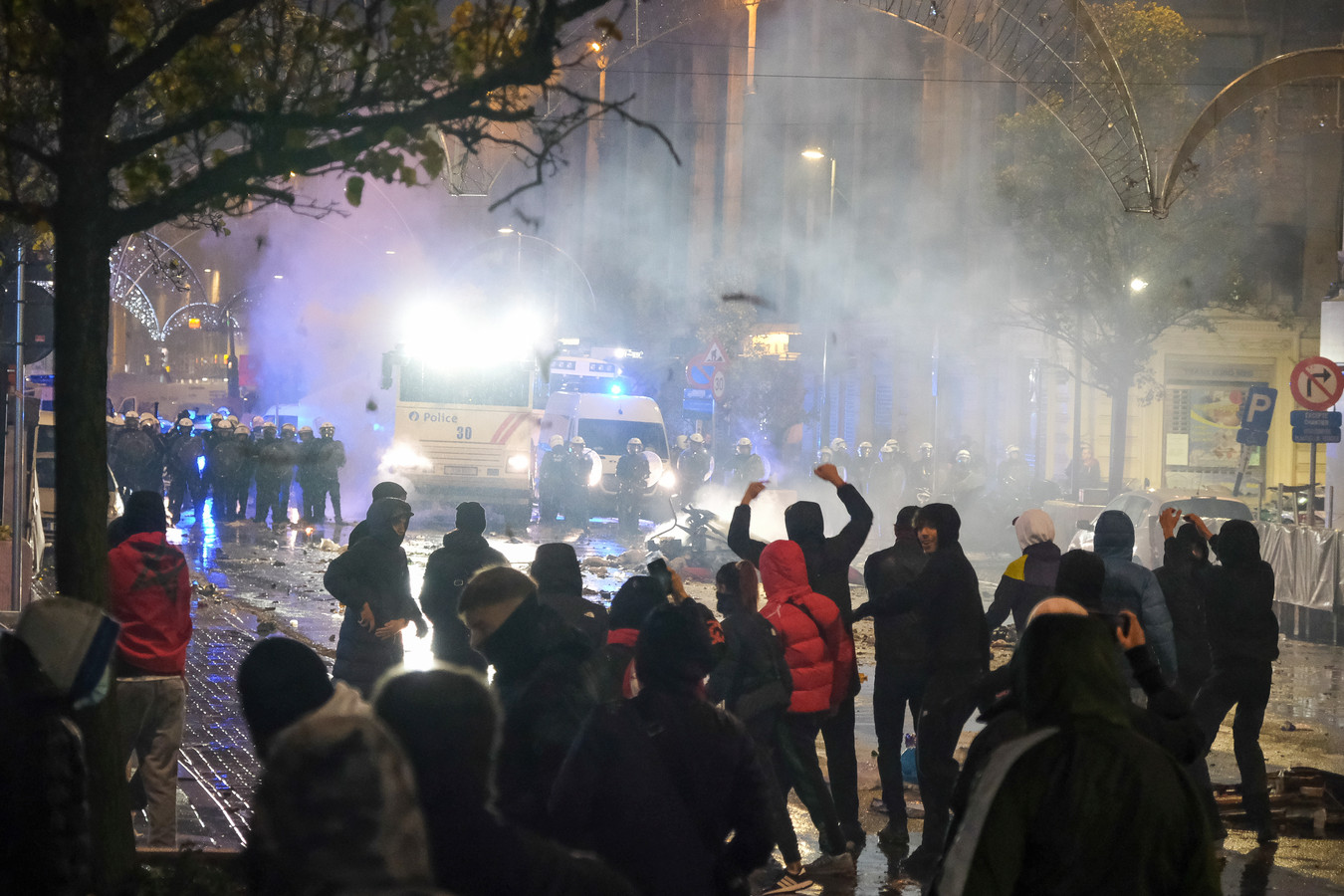 Na de winst, de rellen. Hoe kan dat? “Het zijn dezelfde gasten die ...