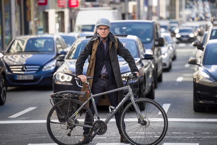 Hans draagt in België wel een fietshelm en in Nederland niet: waarom is ...