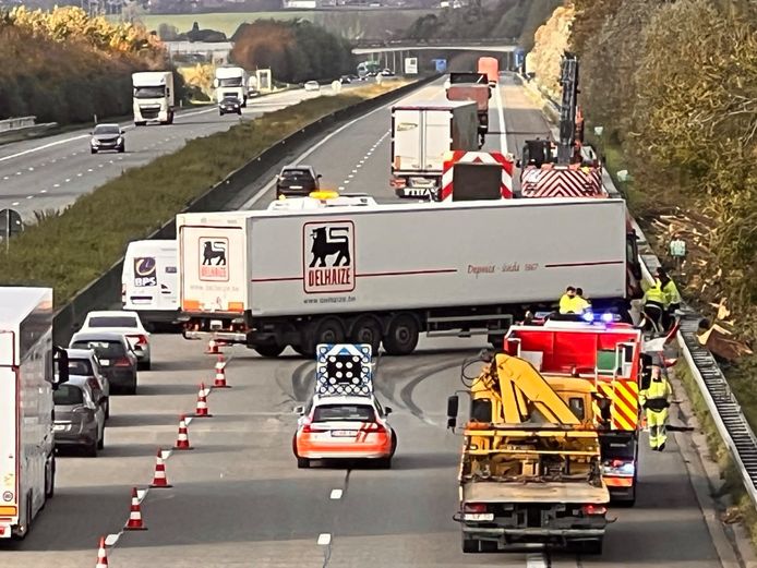 Verkeer moeizaam over één rijstrook; kilometers file richting Brussel | Tienen | hln.be