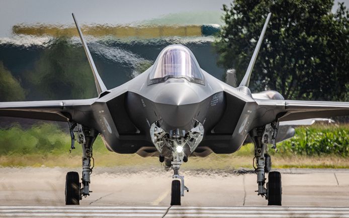 Met een enorme knal schieten er twee straaljagers laag over Harderwijk ...