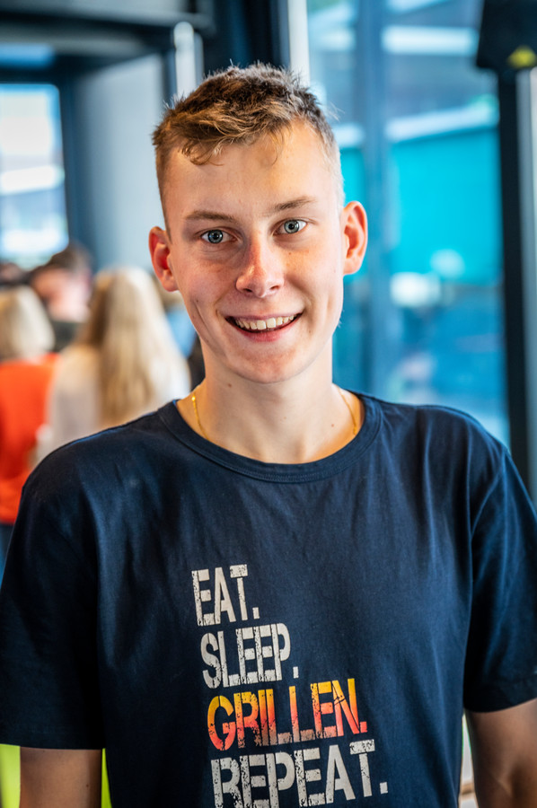 Opluchting en vrolijkheid na het verlossende eindexamenwoord, vlag uit ...