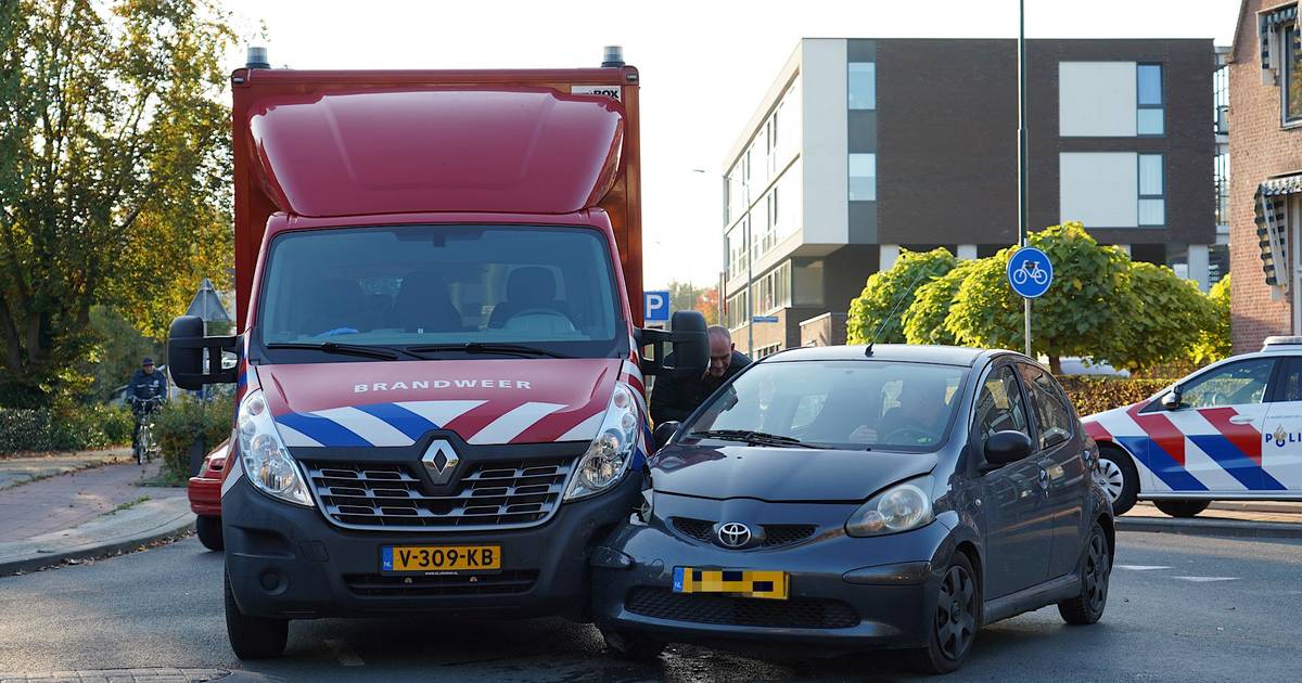 Voertuig van brandweer en auto botsen op elkaar op berucht kruispunt in Rijen | Gilze en Rijen ...
