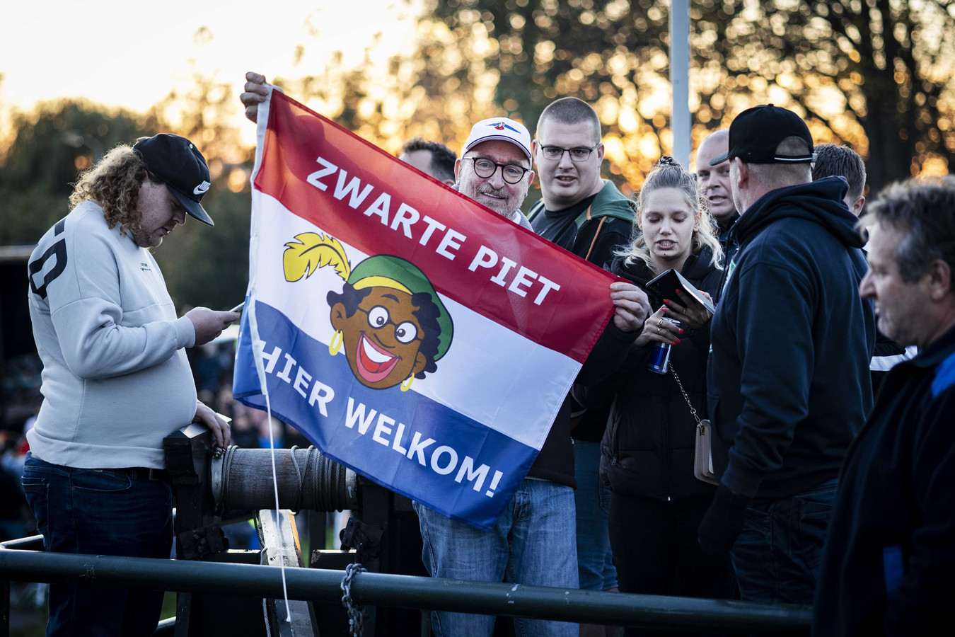 Demonstranten tegen Zwarte Piet afgeschermd met zwart hek en bekogeld ...