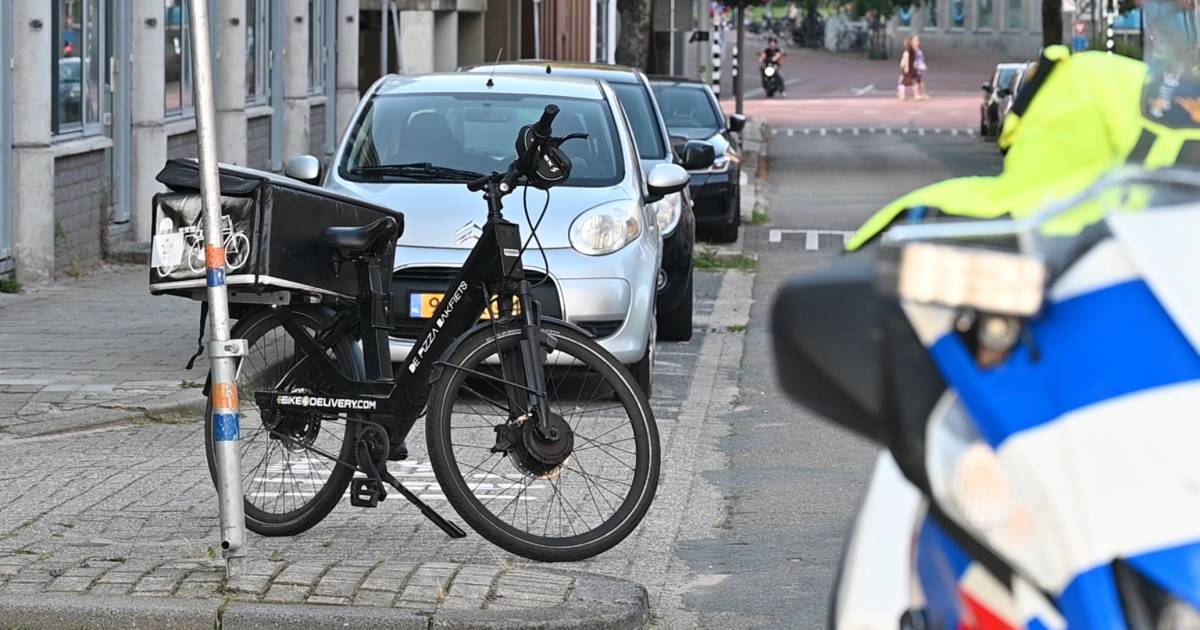 Bezorger in Arnhem beroofd van telefoons, fiets en pizza’s | Arnhem | AD.nl