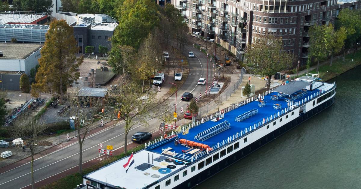 Eerste asielzoekers hebben asielboot in Nieuwegein verlaten, schip gaat ...