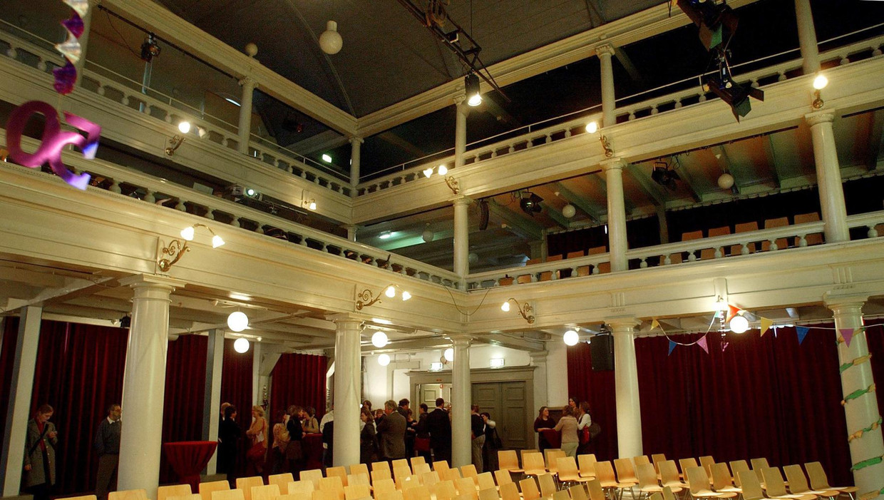 Ongemakkelijke interviews in de Rode Hoed, je zou bijna denken dat het ...