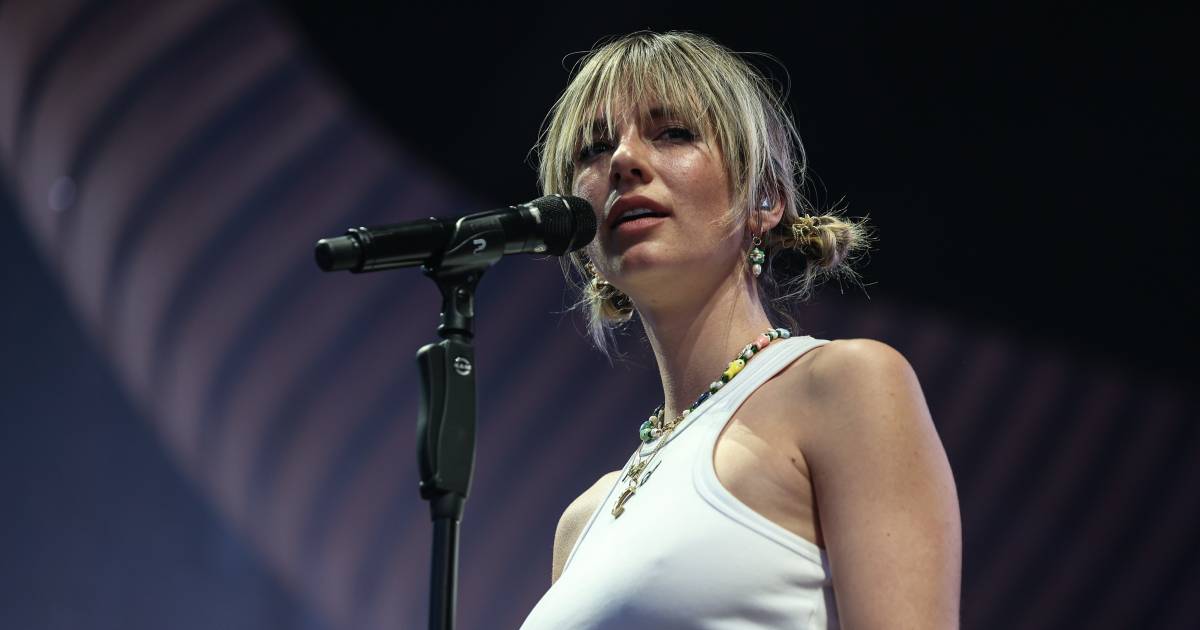 Maan had alle aandacht voor comeback, maar die is geen succes: lied met ...