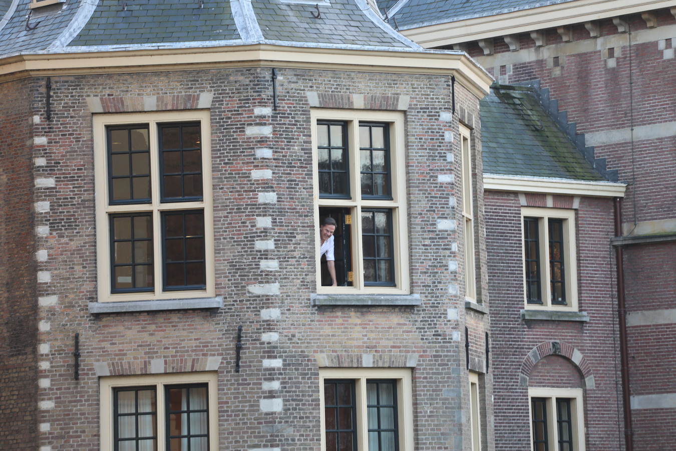Mark Rutte opent raam van torentje voor in Hofvijver gedoken demonstranten | Foto | AD.nl