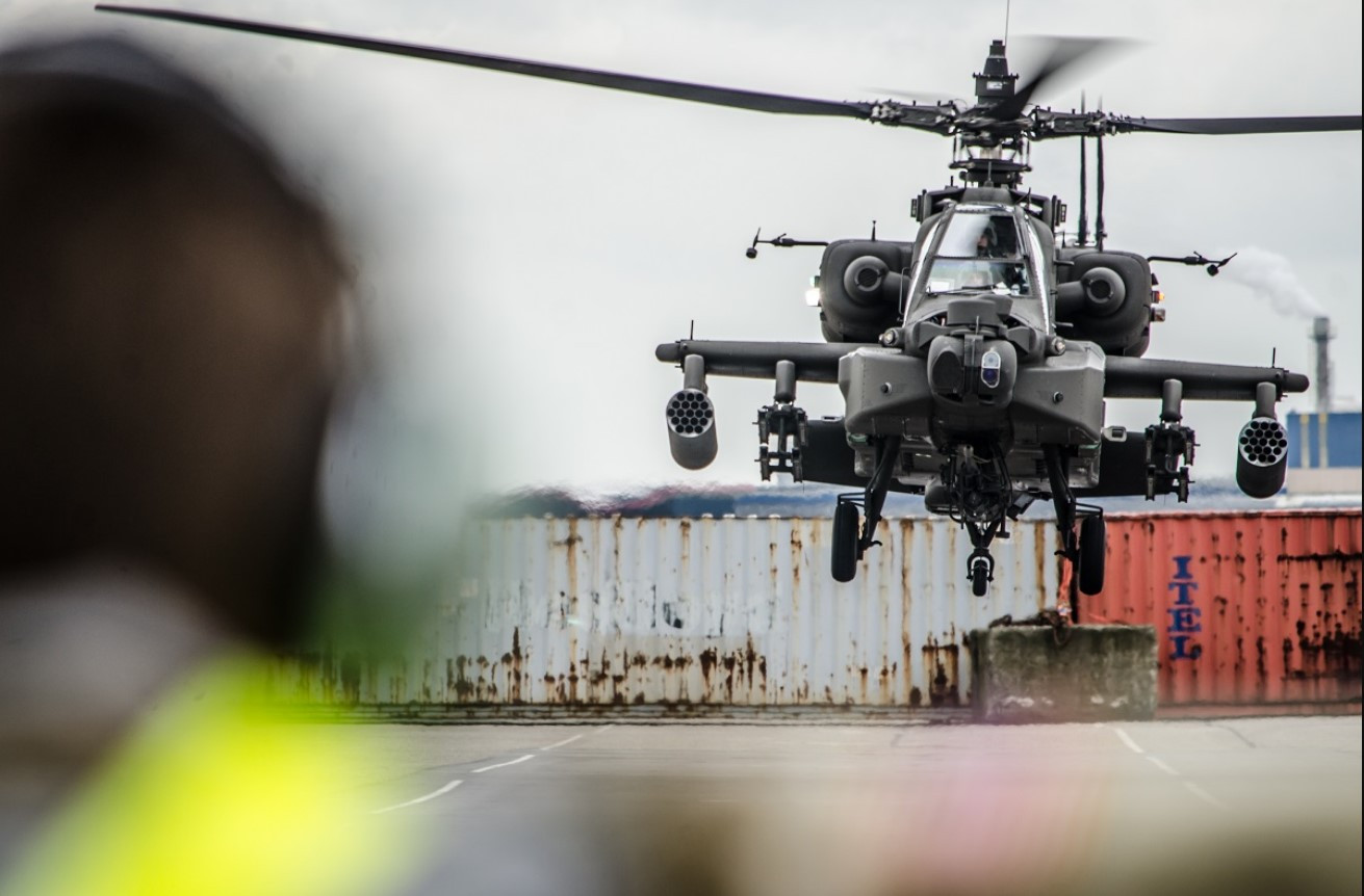 Dit is waarom er urenlang enorme legerhelikopters rondjes boven ...