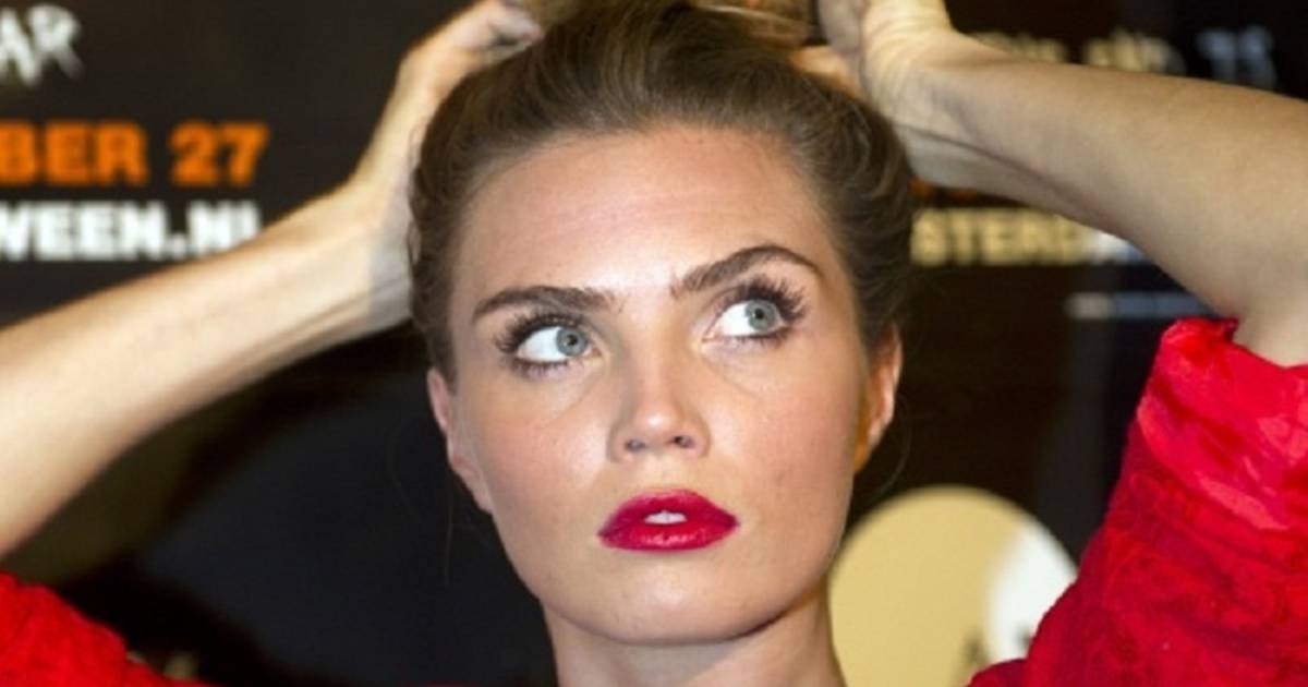 Nederlands model rijdt winkel binnen tijdens proefrit | Celebrities ...