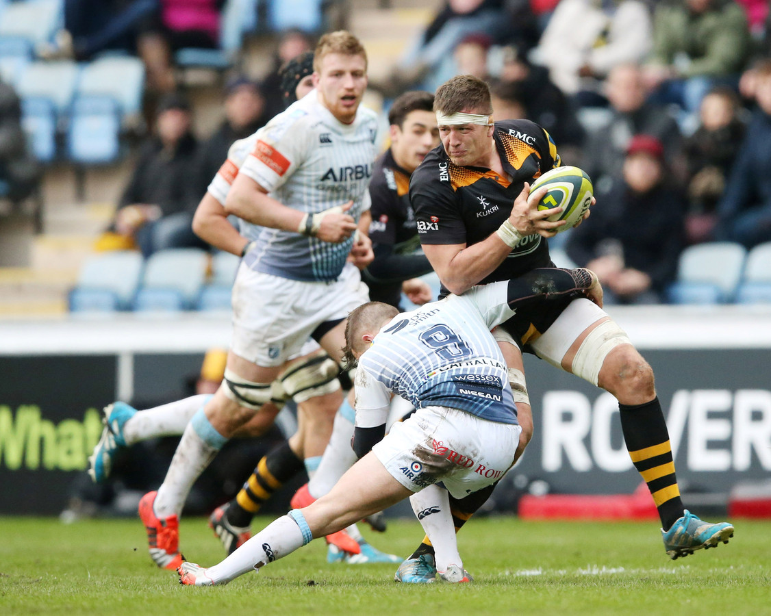 Un ancien rugbyman, partiellement paralysé, “escalade” l'Everest ...