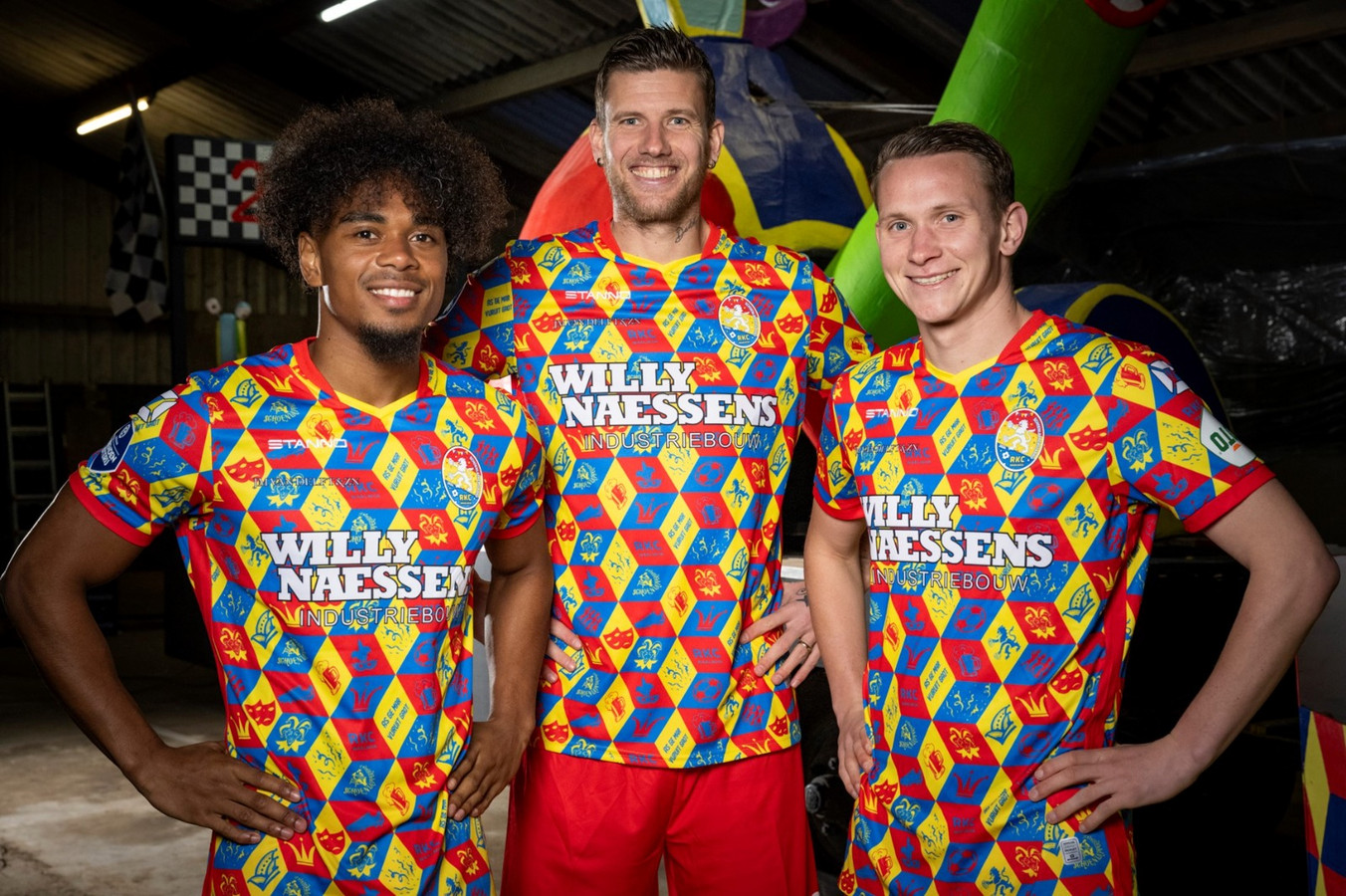 Daar is-ie weer: dit is het nieuwe carnavalstenue van RKC | Foto | AD.nl