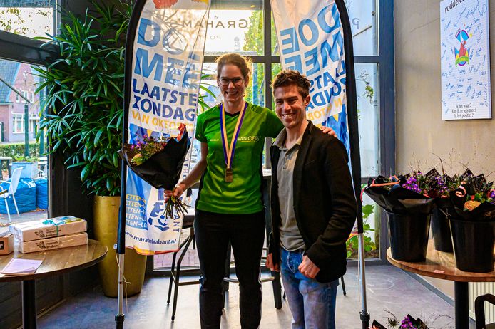 Marathonloper Michel Butter deelt de prijzen uit aan lopers in Etten ...