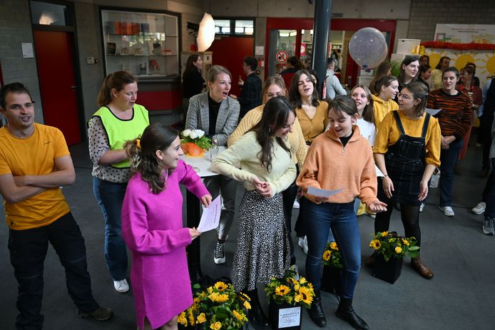 IN BEELD. UCLL brengt serenade aan het onderwijs met lied van de ...