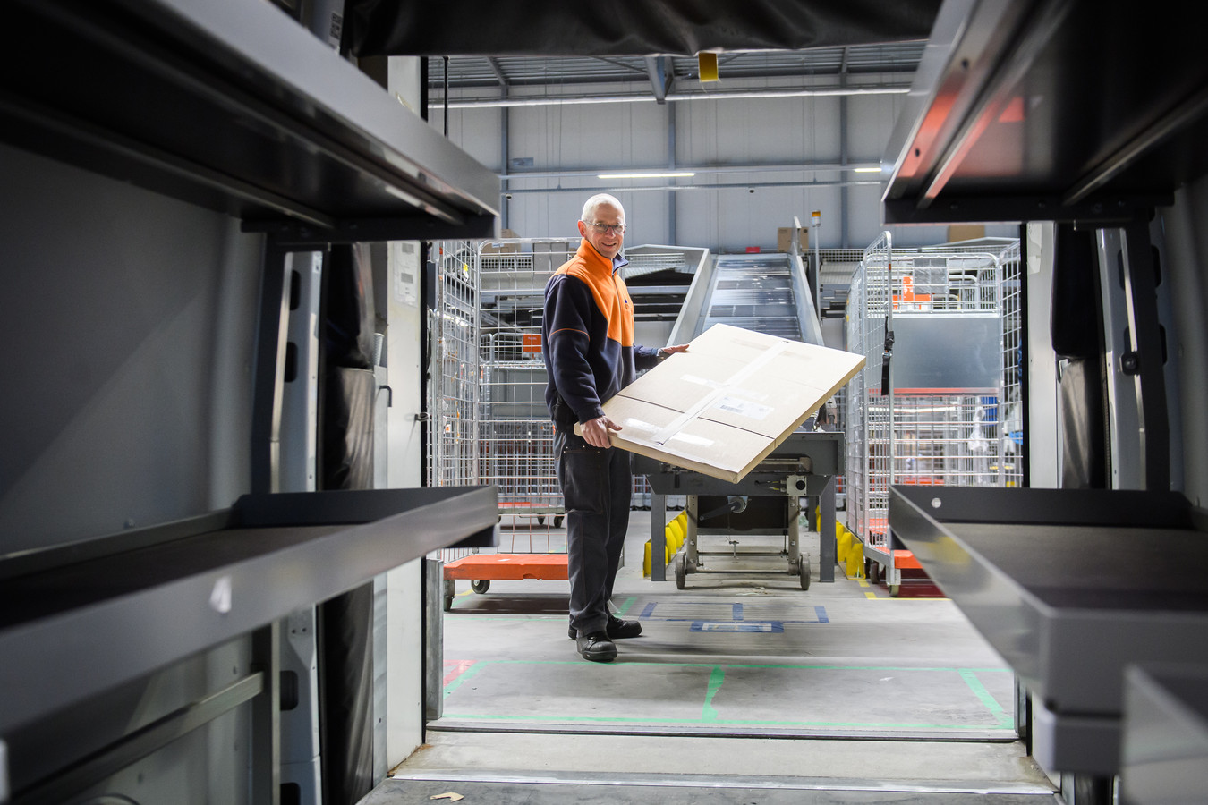 Pakjesbezorger Hans over drukte bij PostNL sorteercentrum in Breda: ‘De ...