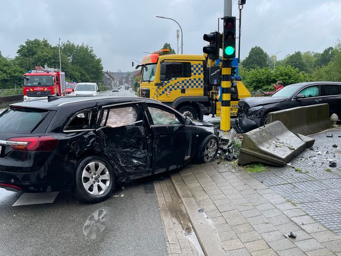 Twee lichtgewonden na zware klap op kruispunt Kortrijkse ring R8 | Kortrijk | hln.be